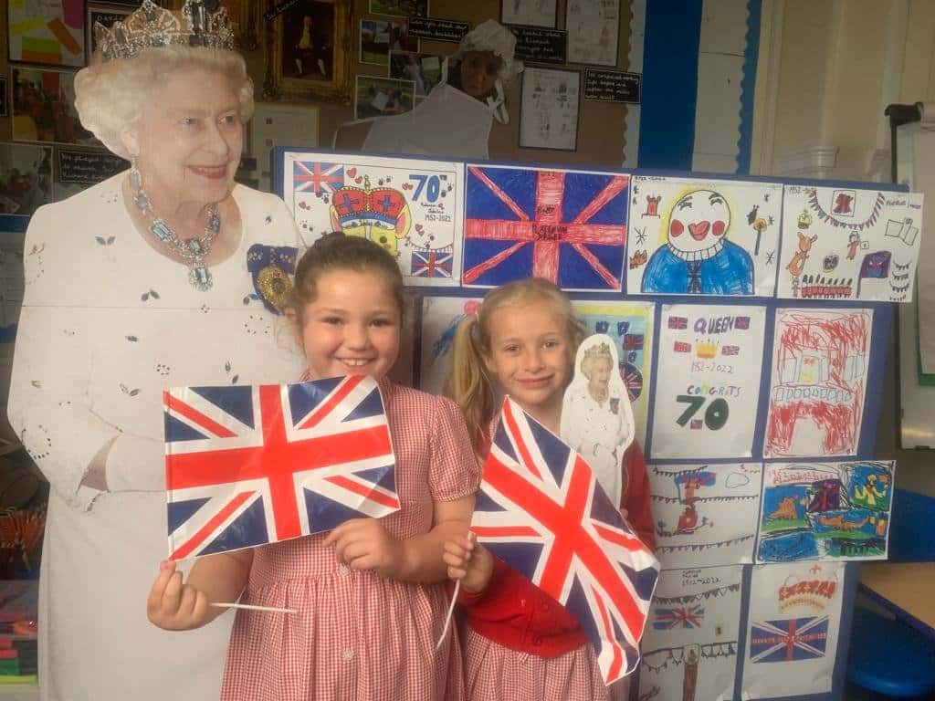 Horsley Woodhouse Primary School pupils celebrating Queen’s Platinum ...