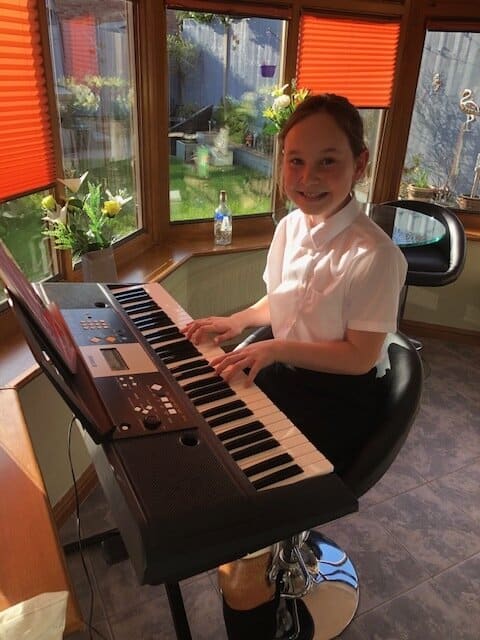 Schoolgirl Amelia Eldred who lost leg to bone cancer is Hot House Music ...